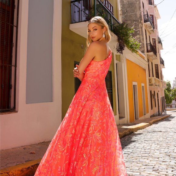 Nox | Dresses | New Formal Aline Sleevleess One Shoulder Gown ...